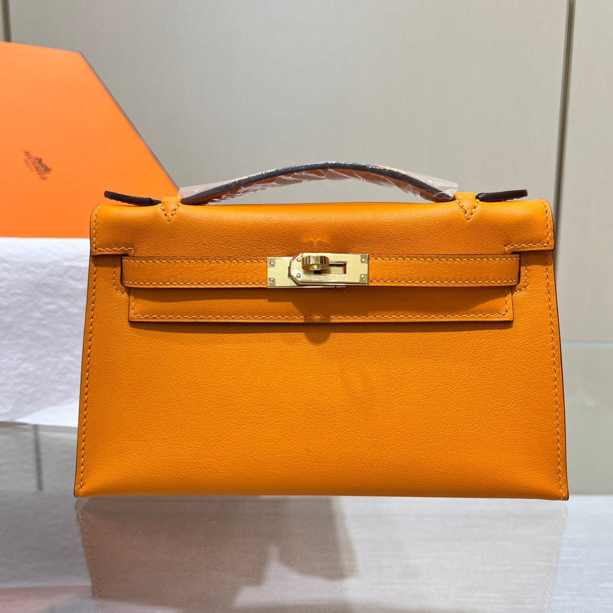 HM KELLY POCHETTE 22CM ORANGE SWIFT GOLD HARDWARE – Meejuri