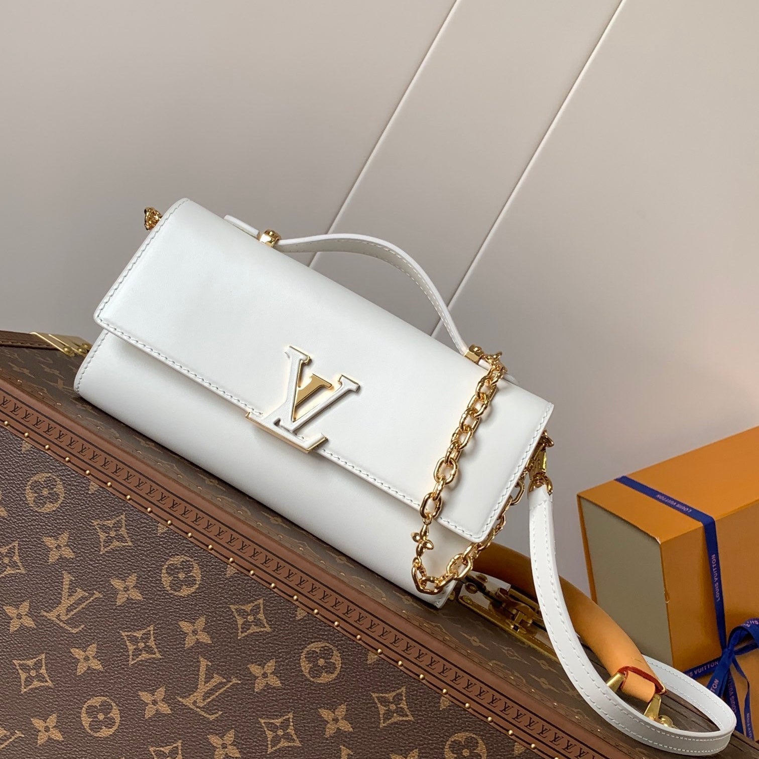 WALLET ON CHAIN CAPUCINES 23 IN WHITE SMOOTH CALFSKIN GOLD HARDWARE ...