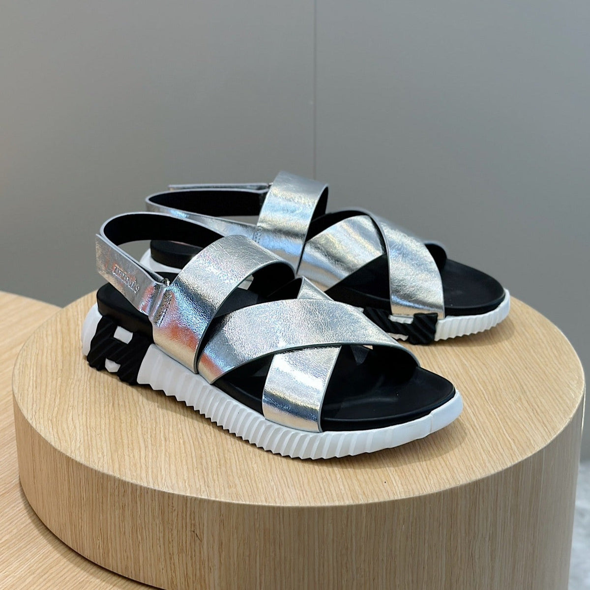 HM ELECTRIC SANDAL SILVER CALFSKIN – Meejuri