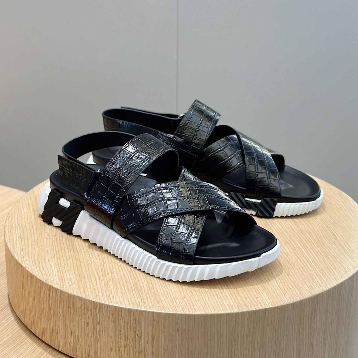 HM ELECTRIC SANDAL BLACK WITH MOTIF CALFSKIN – Meejuri