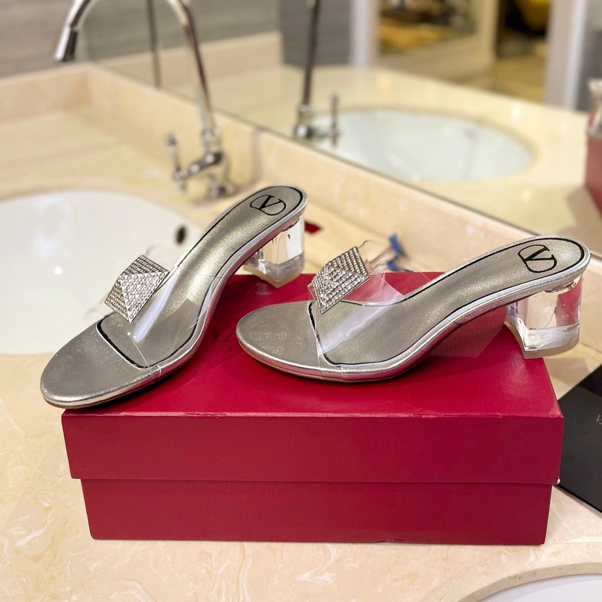 HIGH MULE 60MM IN SILVER SHEEPSKIN AND TRANSPARENT PVC – Kal Recovery